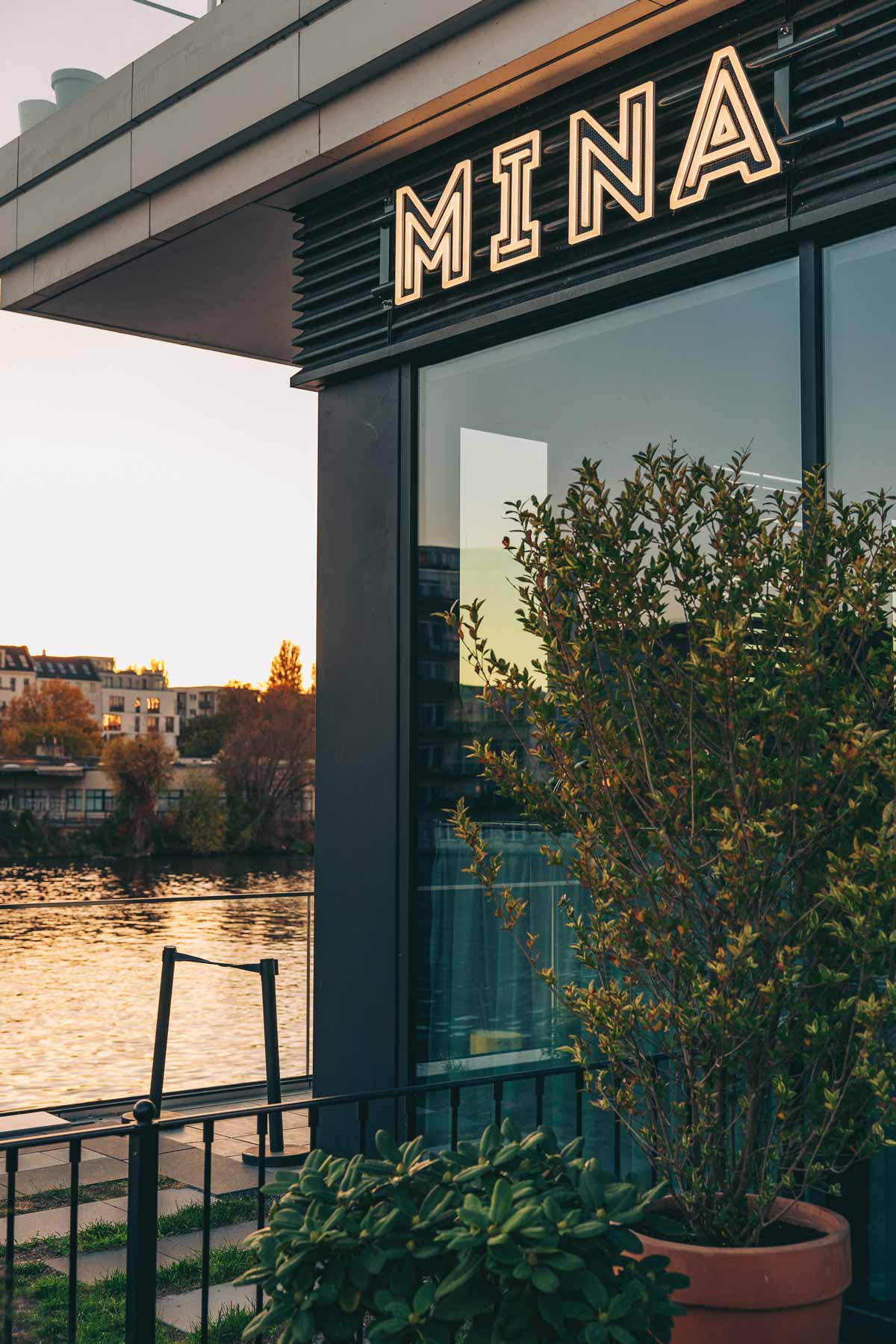MINA Berlin: Warum das Restaurant ein Must-Visit an der Spree ist ...